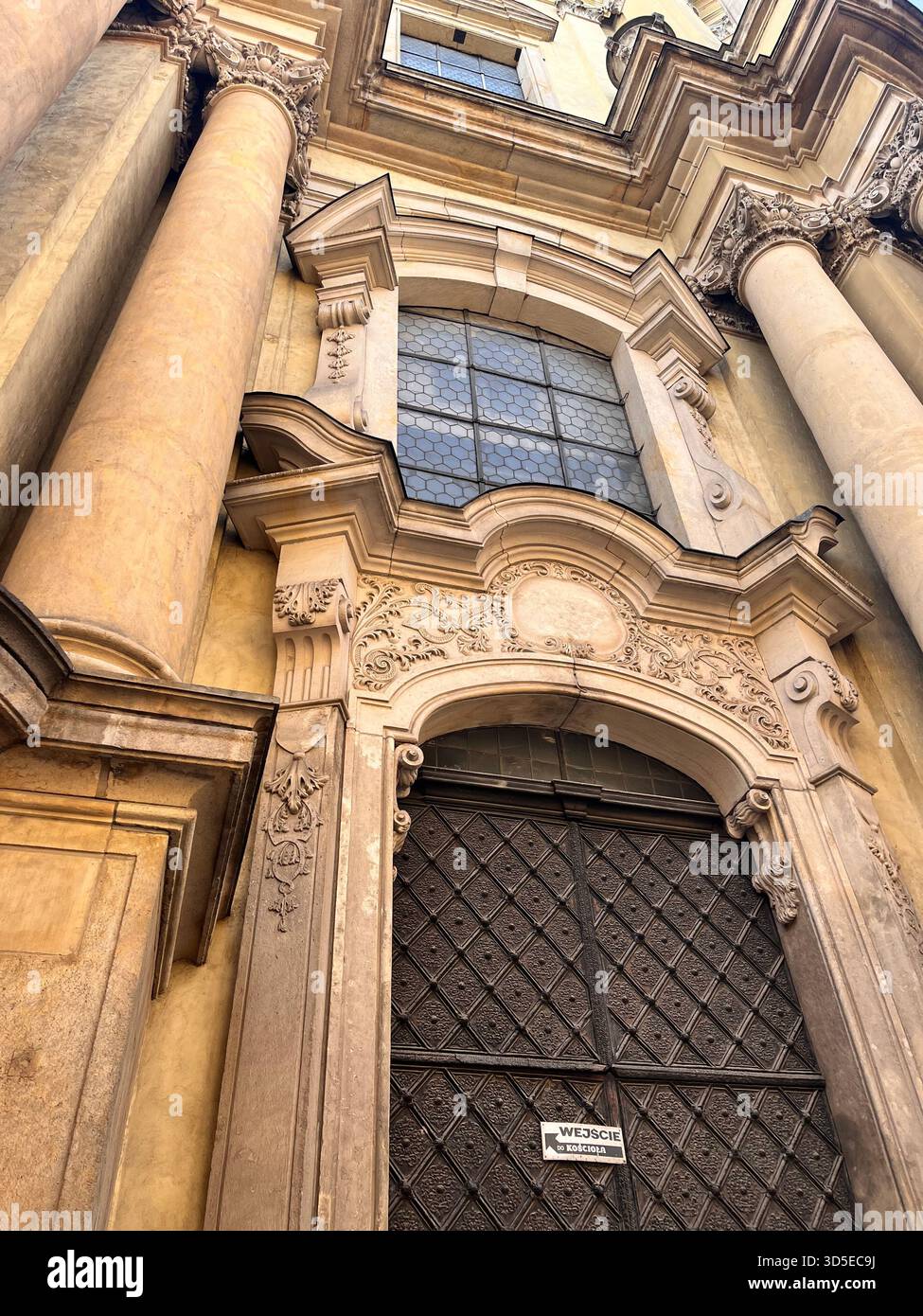 Exterior building details carved stone columns hi-res stock photography and images - Alamy