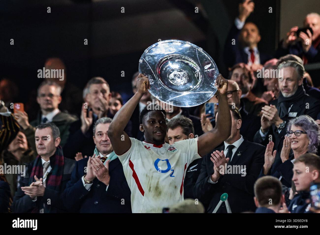 Mario Itoje of England lifts the Hillary Shield during the Quilter ...