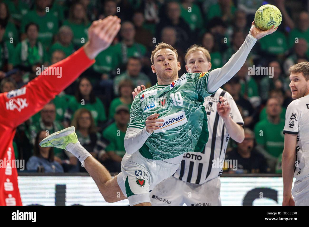 15 November 2025, Berlin: Handball: Bundesliga, Füchse Berlin - THW ...