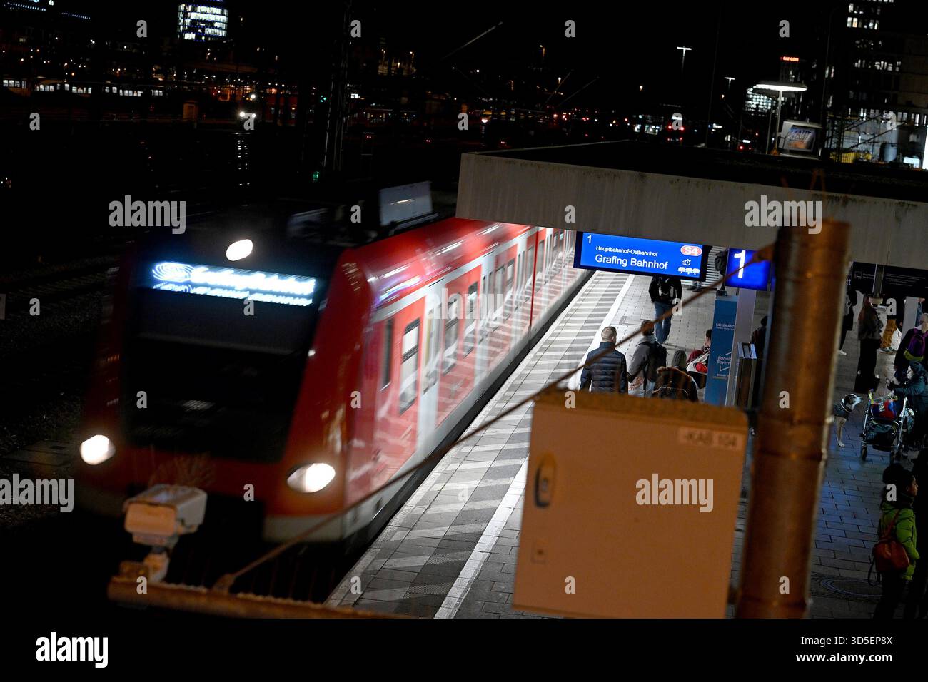 Train traffic, Deutsche Bahn, DB, S-Bahn on 13.11.2025 in Munich. Note ...