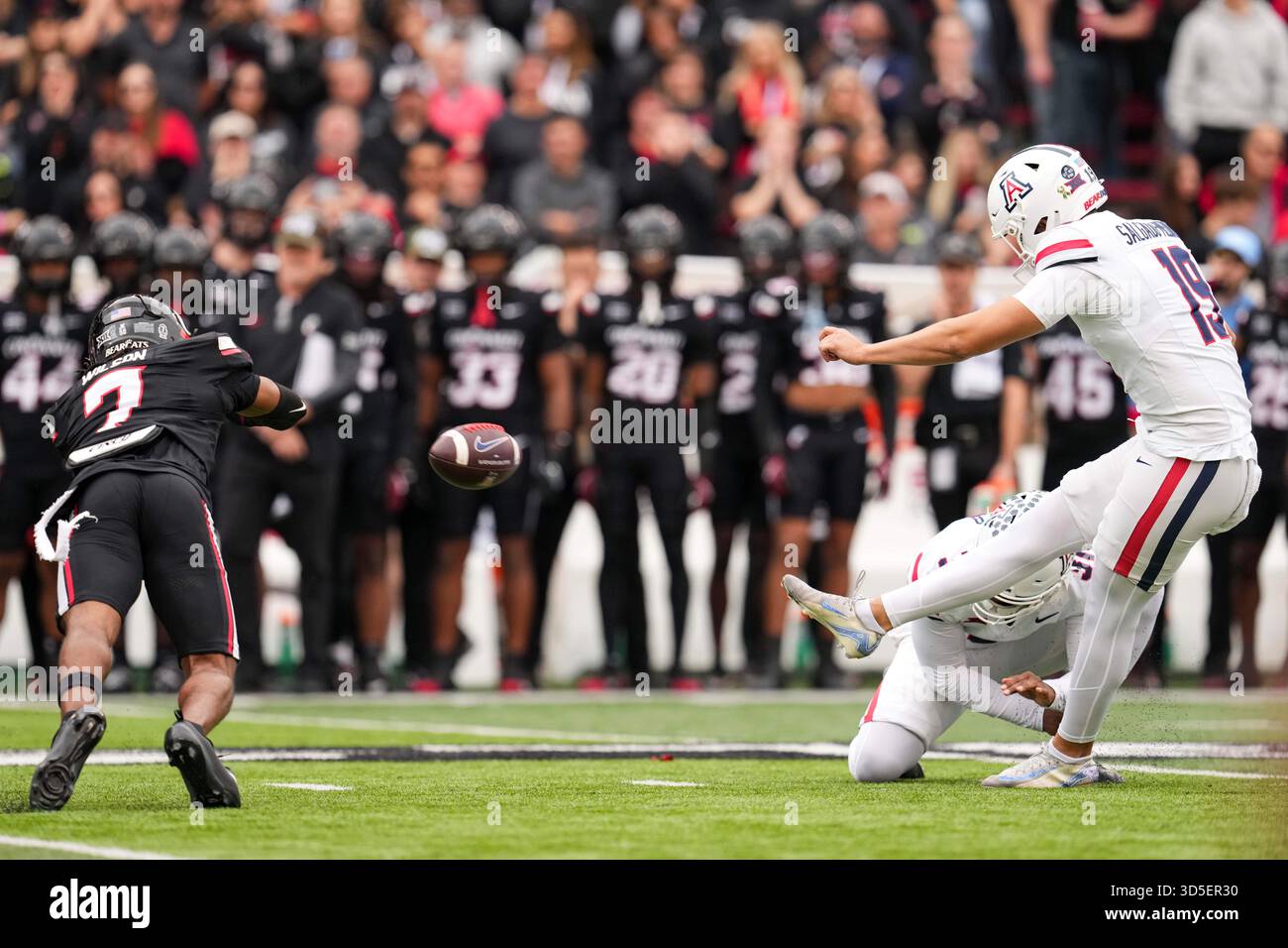 Cincinnati's Logan Wilson (7) blocks a field goal attempt by Arizona ...