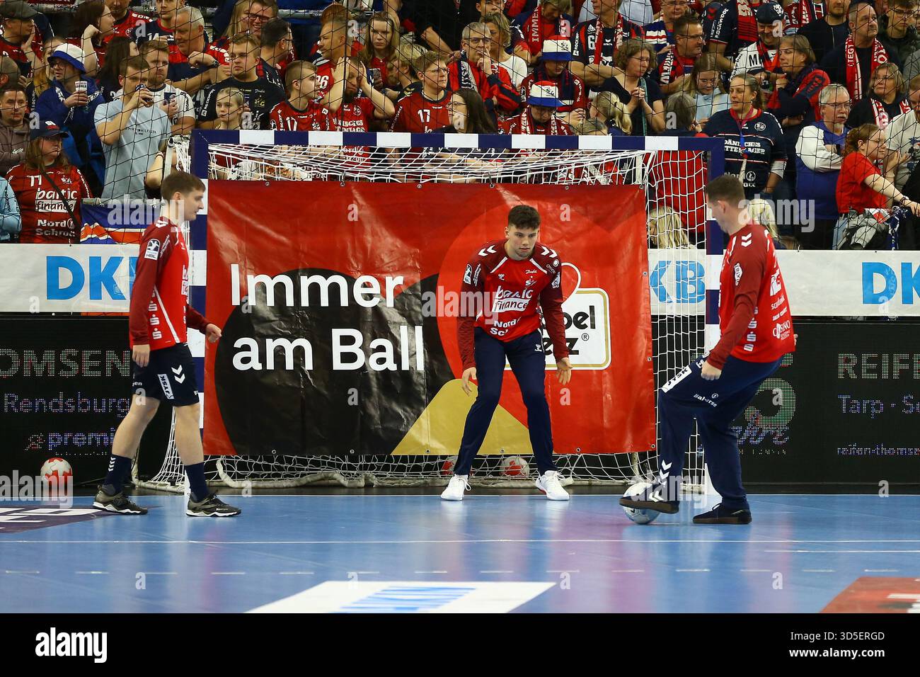 15 November 2025, Schleswig-Holstein, Flensburg: Handball: Bundesliga ...