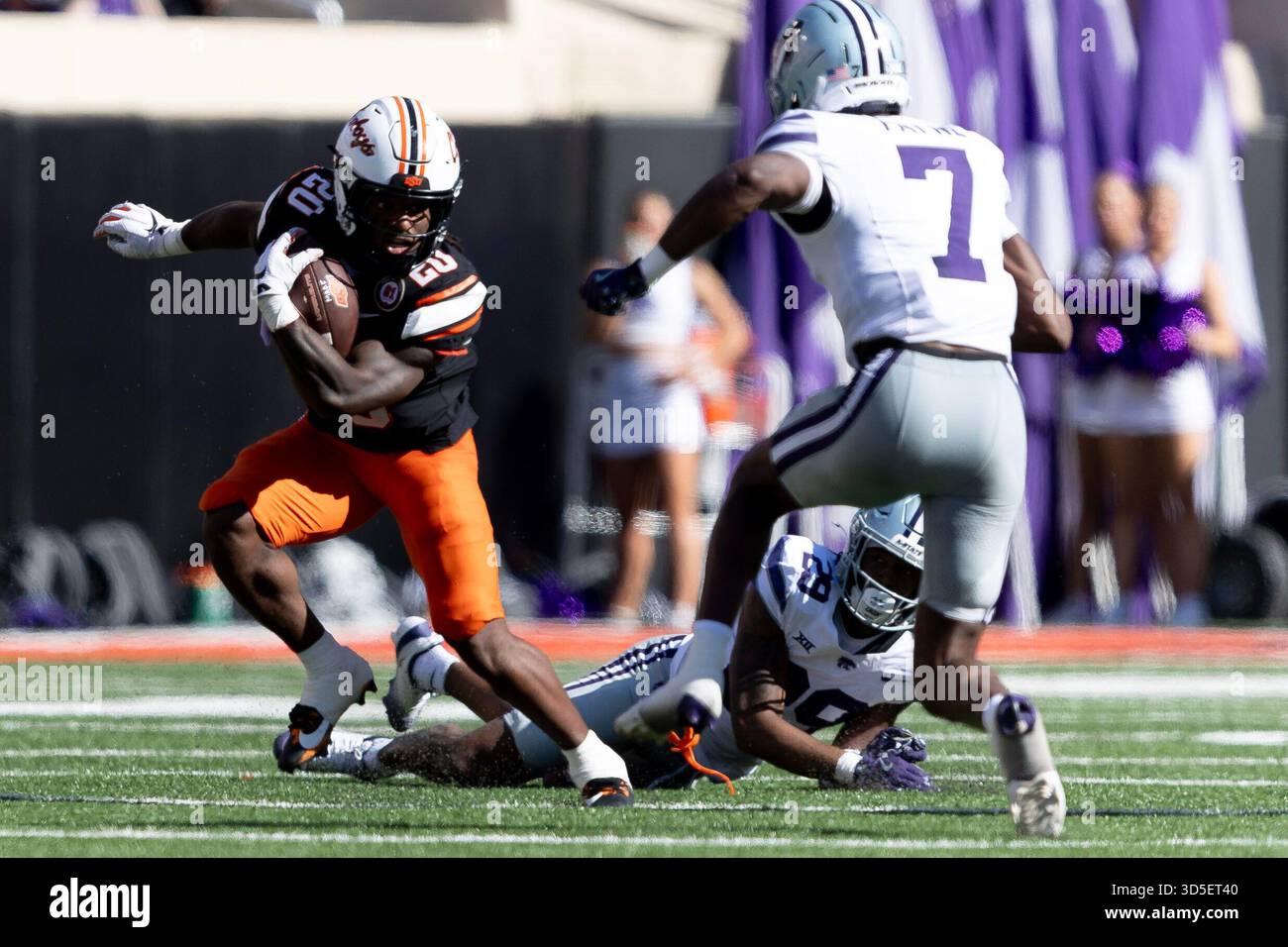 Oklahoma State running back Rodney Fields Jr. (20) runs the ball by ...