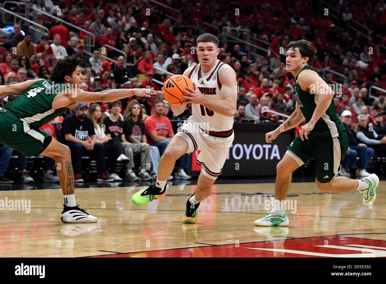 Louisville guard Isaac McKneely (10) splits the defense of Ohio guard ...