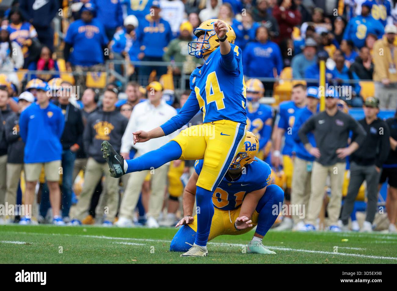 PITTSBURGH, PA - NOVEMBER 15: Pittsburgh Panthers kicker Sam Carpenter ...