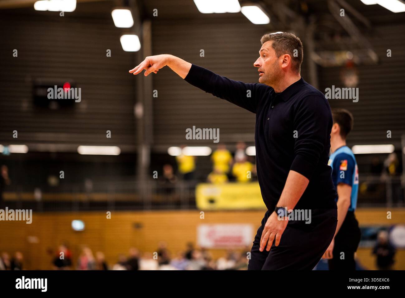 Igor Perovic (Coach Bozic Estriche Knights Kirchheim) gestures Barmer ...