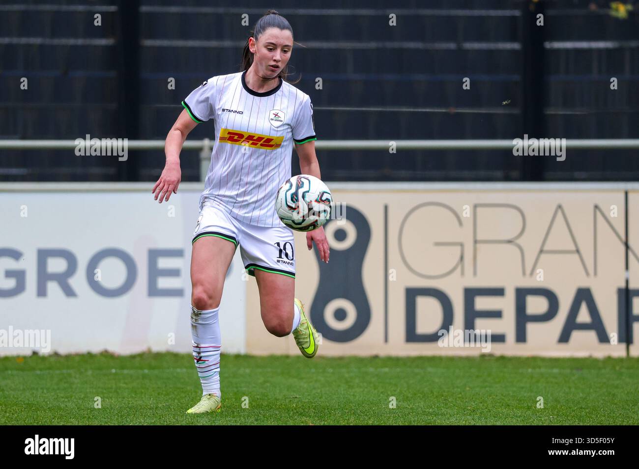 Aurelie Reynders (10) of OH Leuven pictured during a female soccer game ...