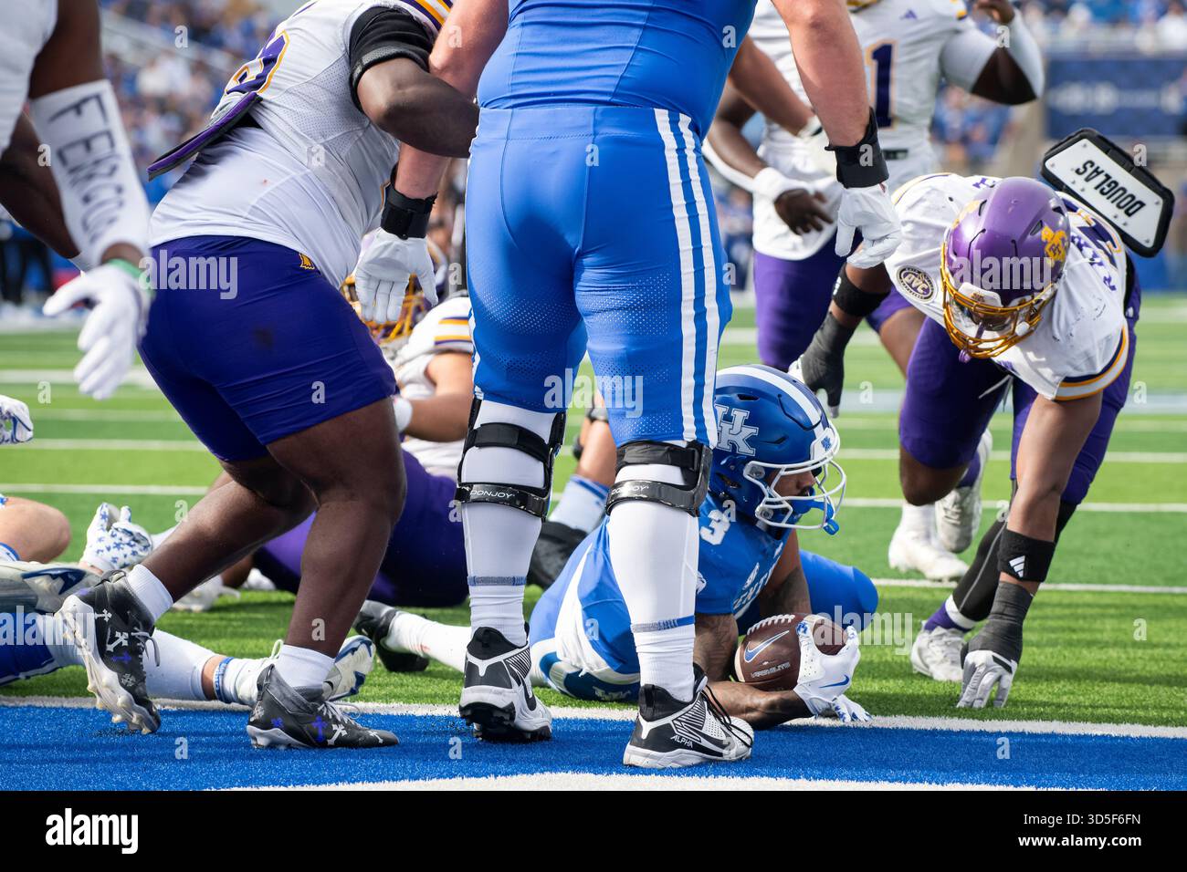 Kentucky running back Seth McGowan (3) crosses the goal line for a ...