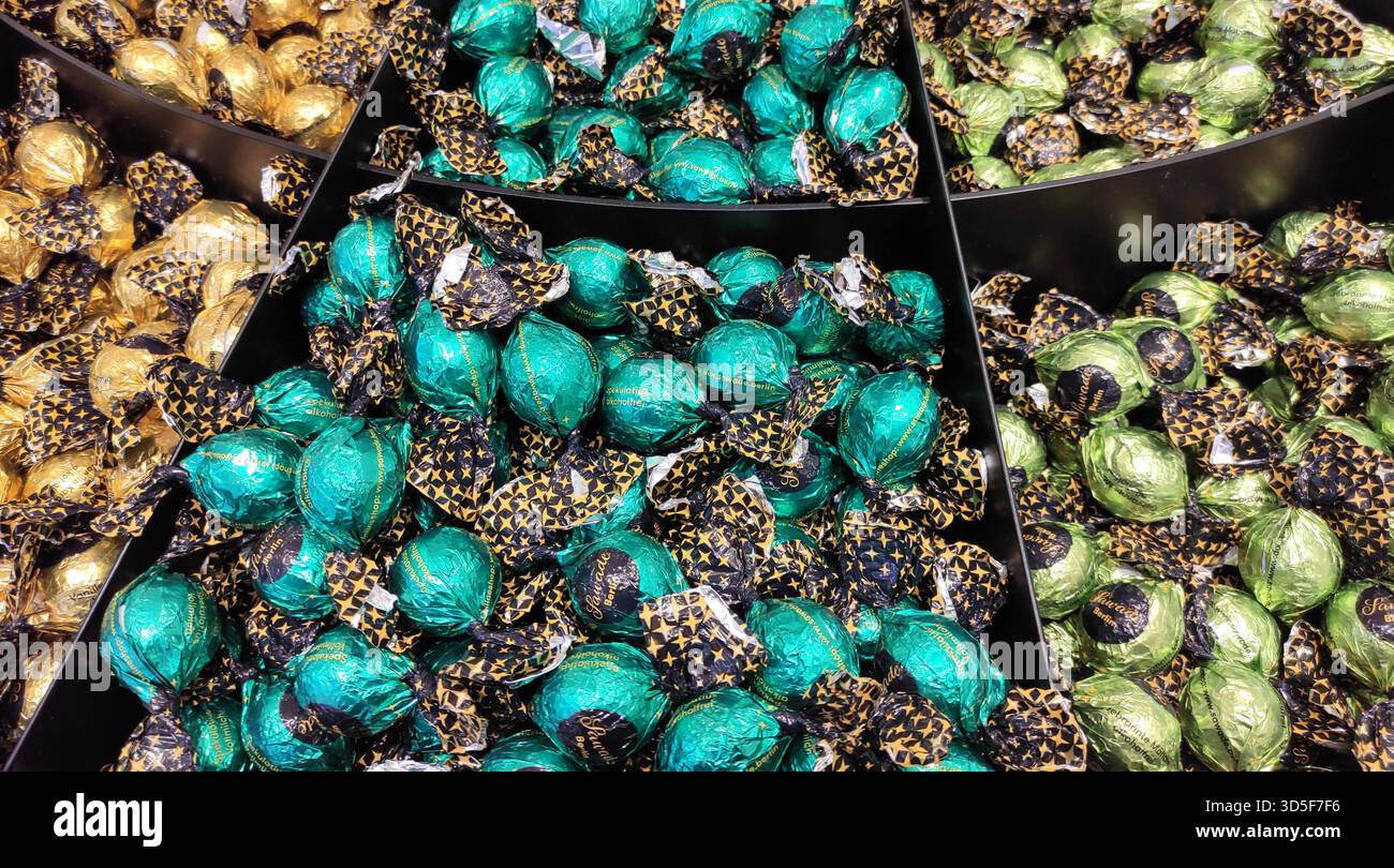 15.11.2025, Berlin - Deutschland. Schokolade, Pralinenkugel. *** 15 11 ...