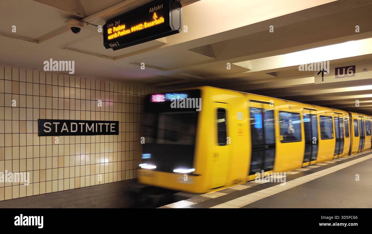 11.11.2025, Berlin - Deutschland. U-Bahnlinie U6 im U-Bahnhof ...