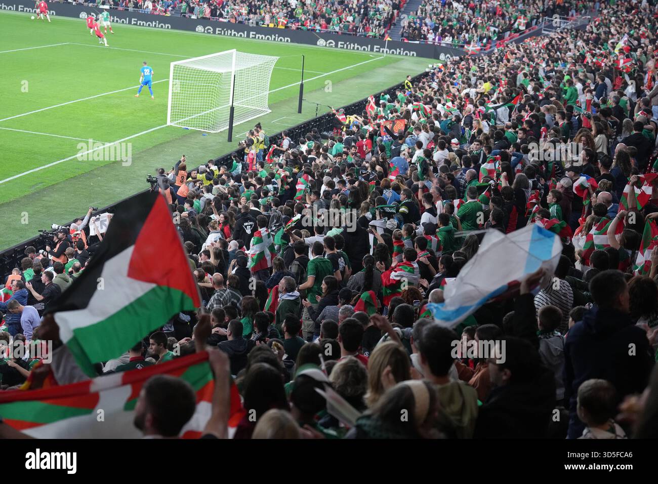 Hundreds of people during the soccer match between the Basque and ...