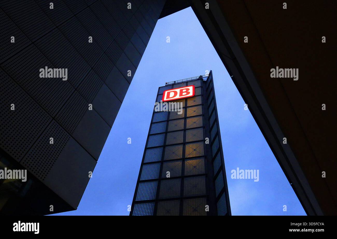 15.11.2025, Berlin - Deutschland. Turm mit Deutsche Bahn Logo am Abend ...