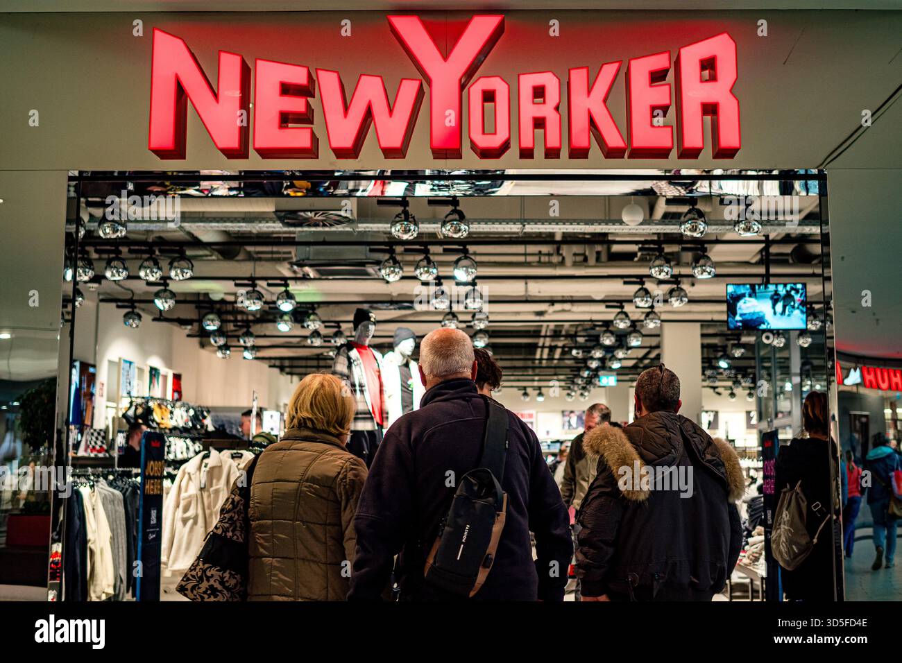 15 November 2025, Saxony, Dresden: People enter a branch of the "New ...