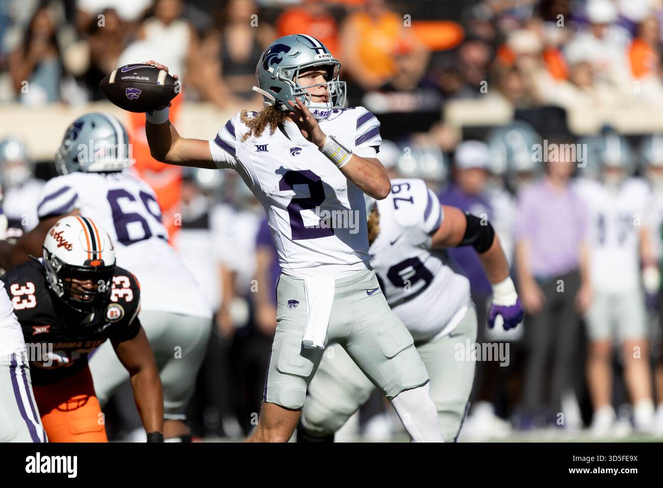 Kansas State quarterback Avery Johnson (2) passes the ball in the ...