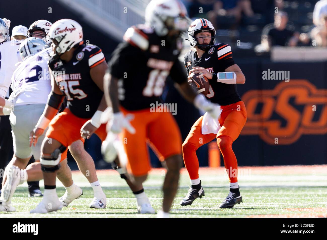 Oklahoma State quarterback Zane Flores (6) stands in the pocket and ...