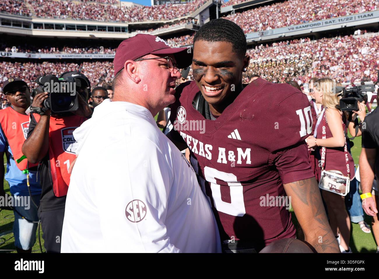 Texas A&M quarterback Marcel Reed (10) celebrates with head coach Mike ...