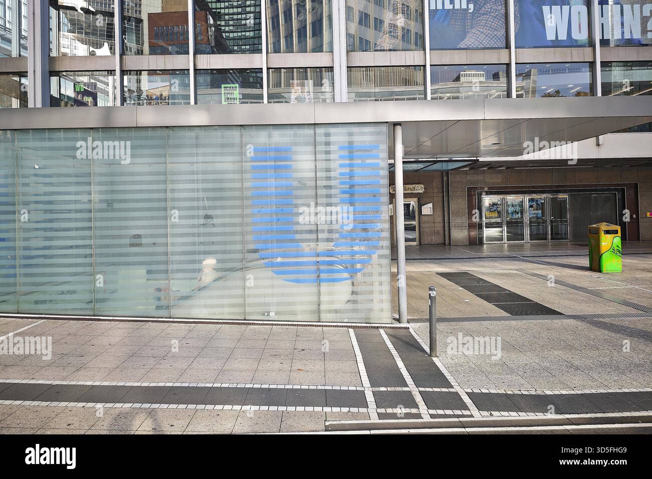 Frankfurt/Main, Hessen, Deutschland, 11.11.2025: U-Bahn-Station Willy ...