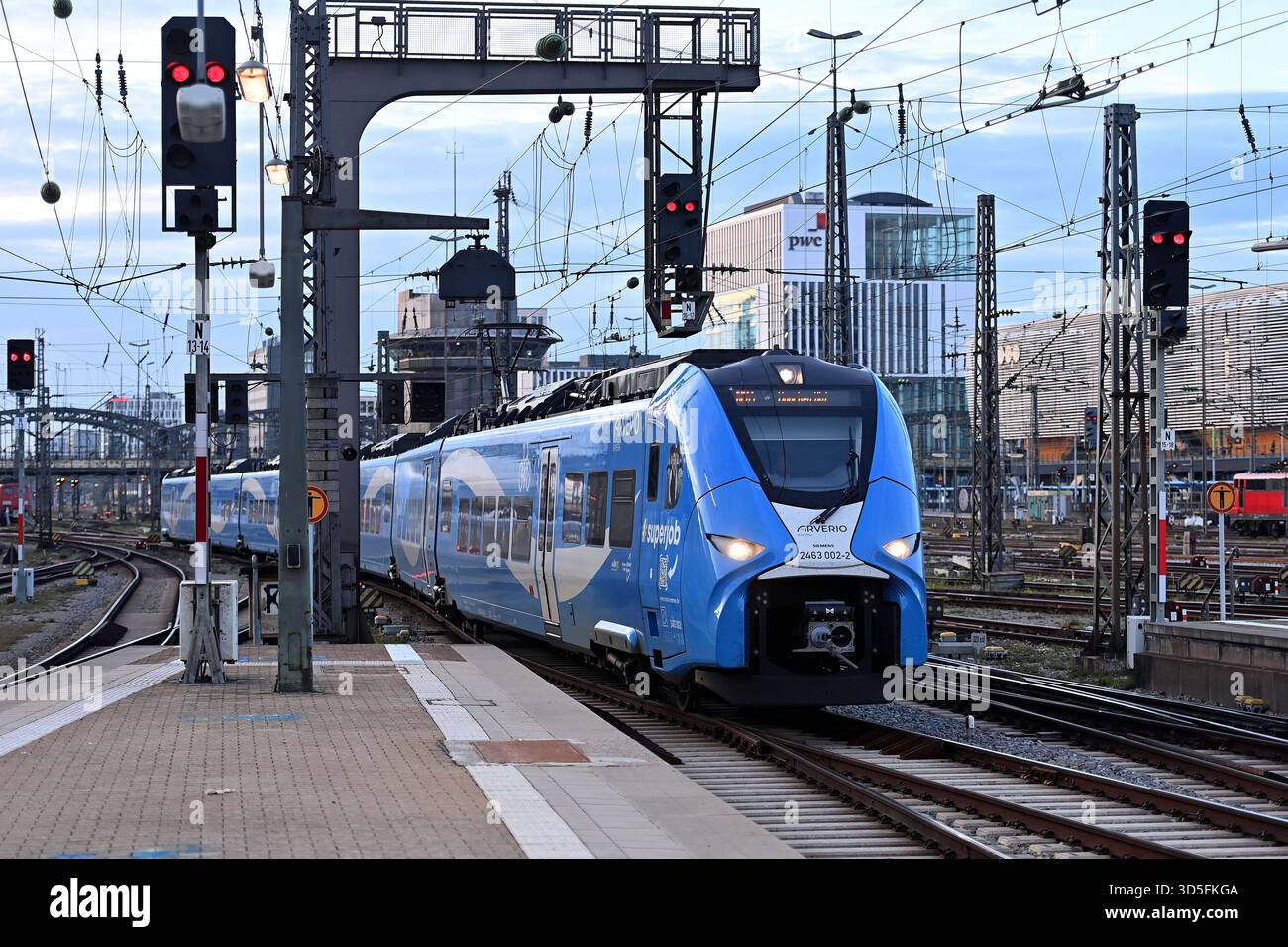 Themenfoto DB, Deutsche Bahn. Ausfahrender,einfahrender Arverio Zug ...