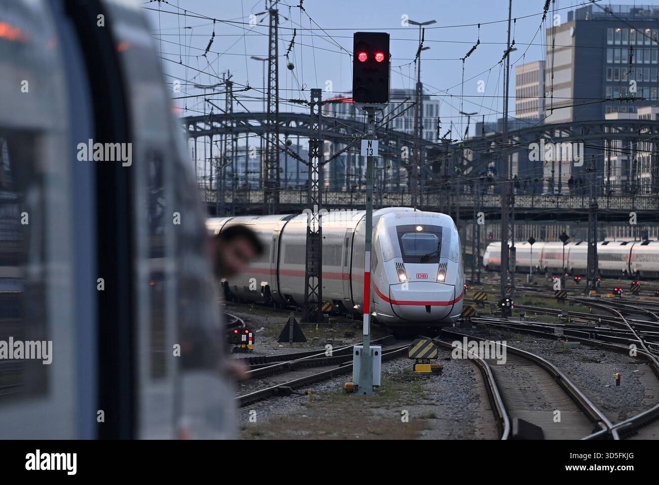 Themenfoto DB, Deutsche Bahn. Ausfahrender,einfahrender Zug,ICE,Intercity Express, Schnellzug ...