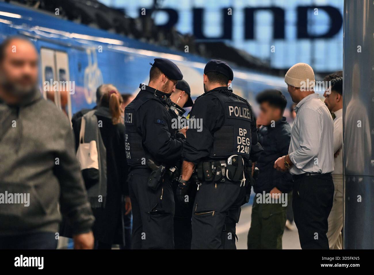 Themenfoto DB, Deutsche Bahn. Polizei,Polizisten kontrollieren am ...