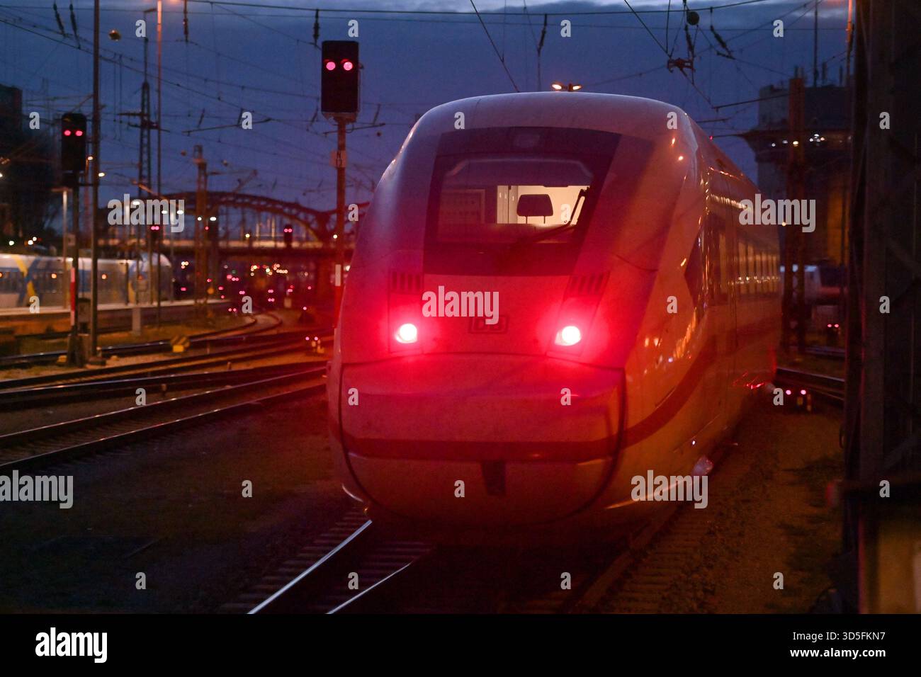 Themenfoto DB, Deutsche Bahn. Ausfahrender,einfahrender Zug,ICE,Intercity Express, Schnellzug ...