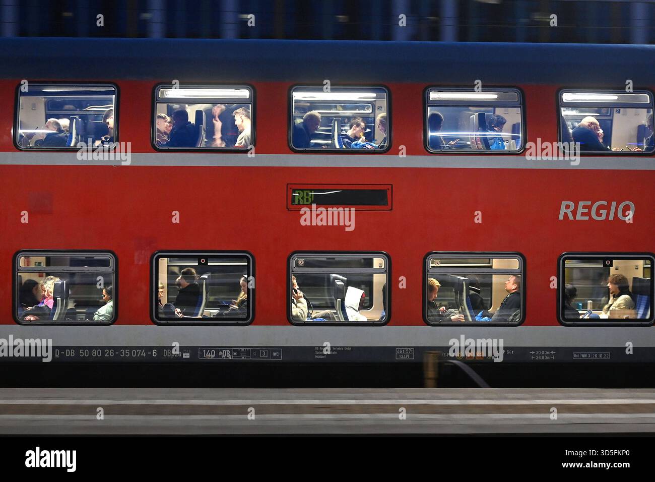 Themenfoto DB,Deutsche Bahn, Regio Zug der Bahn am Hauptbahnhof ...
