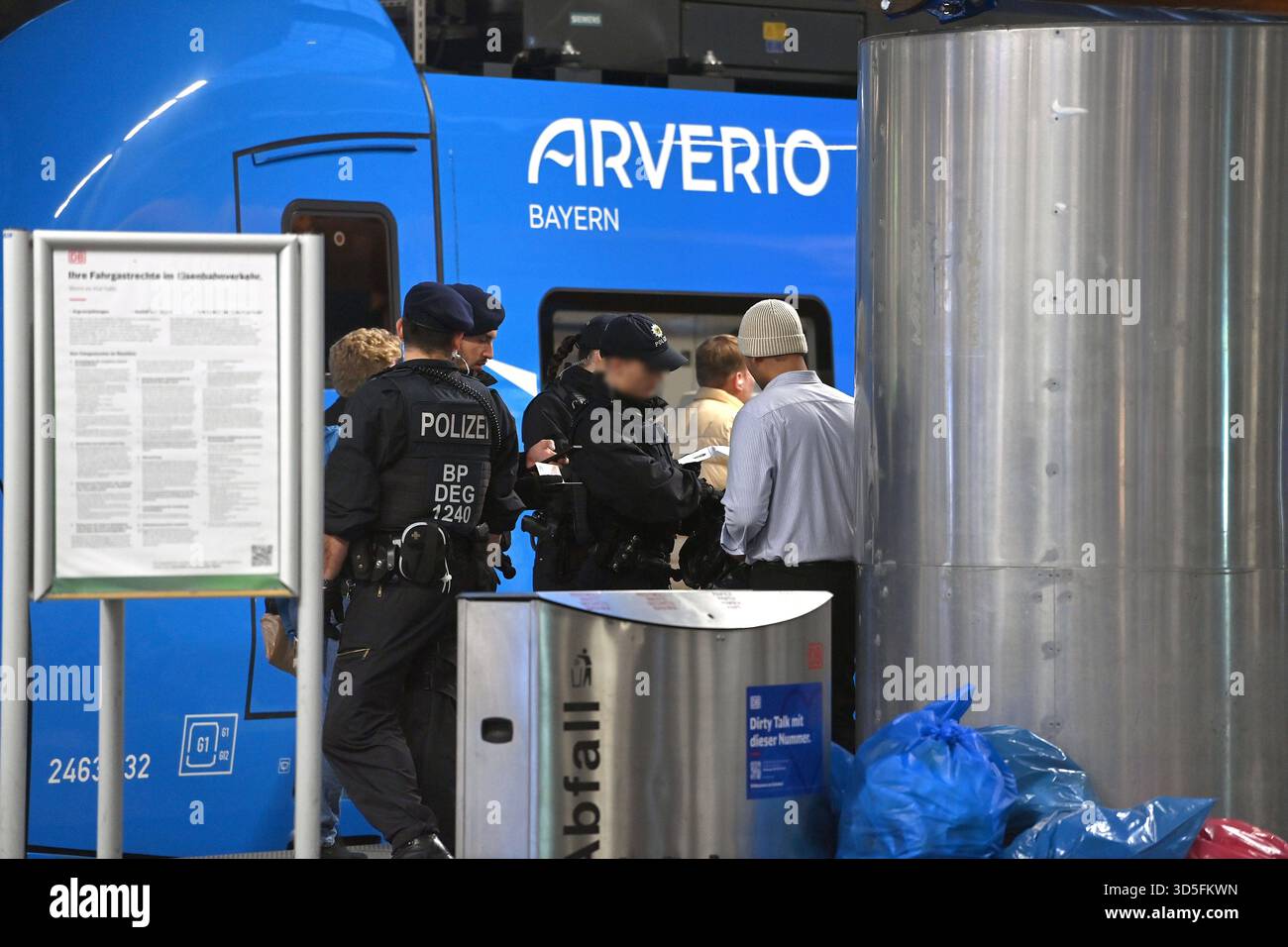 Themenfoto DB, Deutsche Bahn. Polizei,Polizisten kontrollieren am ...