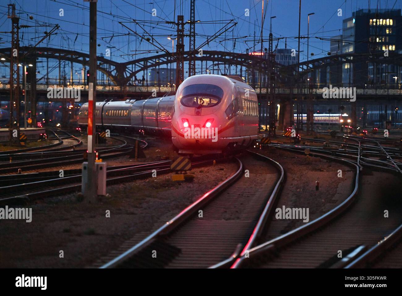 Themenfoto DB, Deutsche Bahn. Ausfahrender,einfahrender Zug,ICE,Intercity Express, Schnellzug ...
