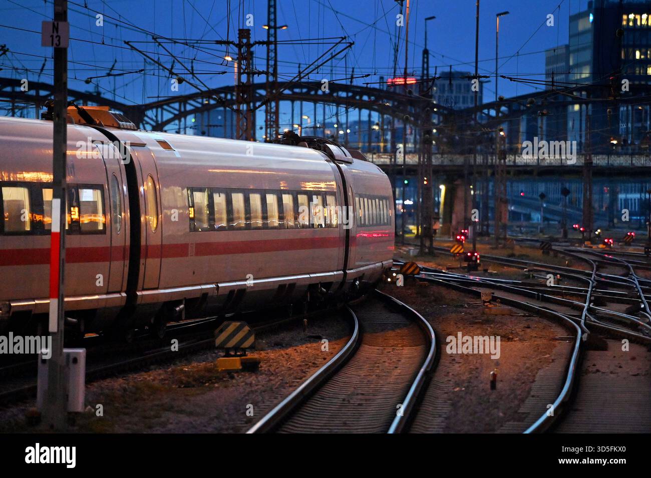 Themenfoto DB, Deutsche Bahn. Ausfahrender,einfahrender Zug,ICE,Intercity Express, Schnellzug ...