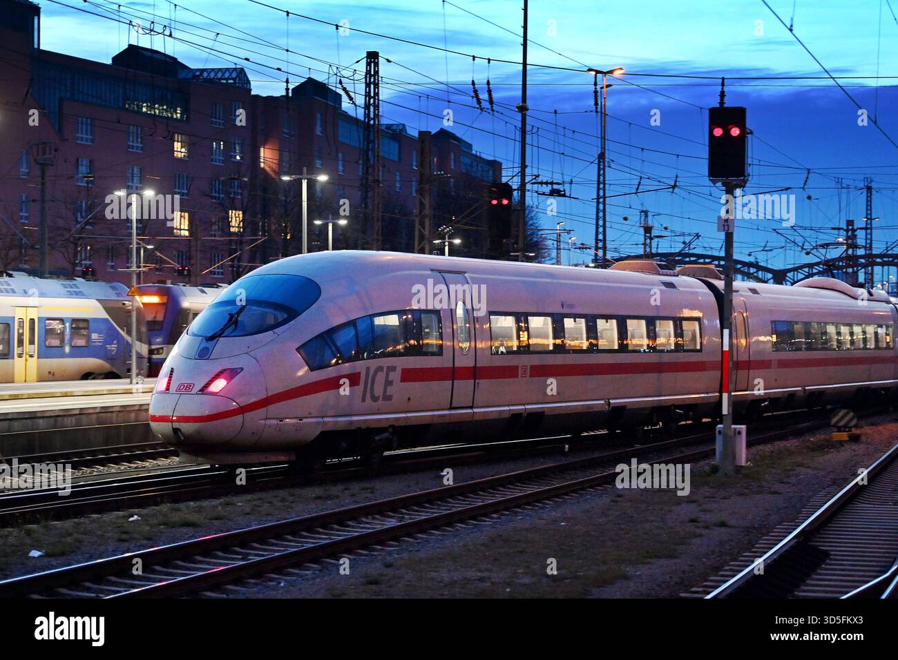 Themenfoto DB, Deutsche Bahn. Ausfahrender,einfahrender Zug,ICE,Intercity Express, Schnellzug ...