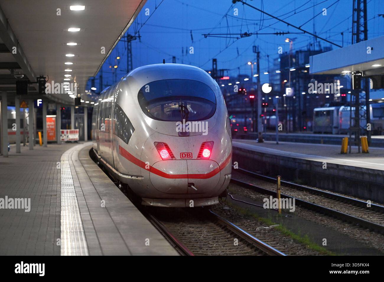 Themenfoto DB, Deutsche Bahn. Ausfahrender,einfahrender Zug,ICE,Intercity Express, Schnellzug ...