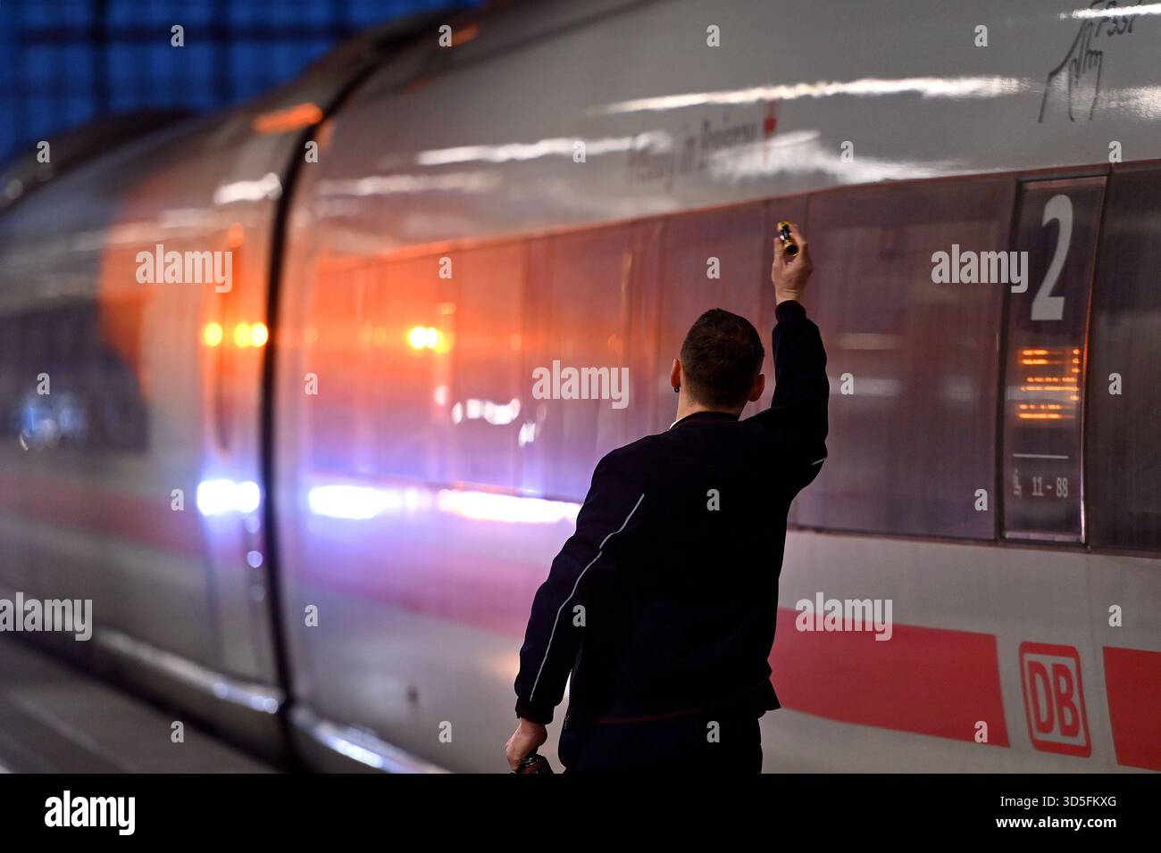 Themenfoto DB, Deutsche Bahn. Bahnpersonal,Zugpersonal, Personal ...