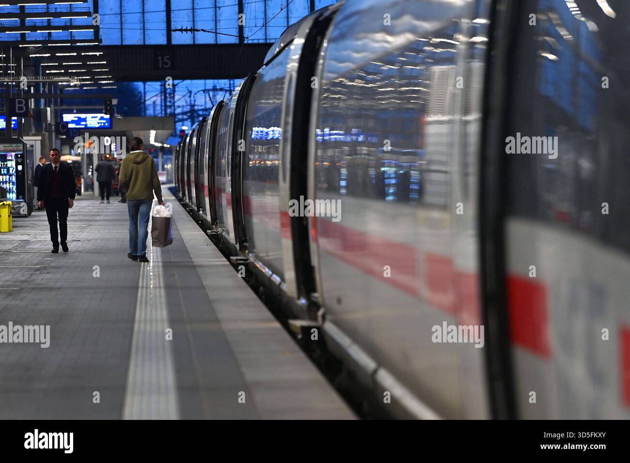 Themenfoto DB, Deutsche Bahn. Bahnreisende, Zug,ICE,Intercity Express, Schnellzug ...