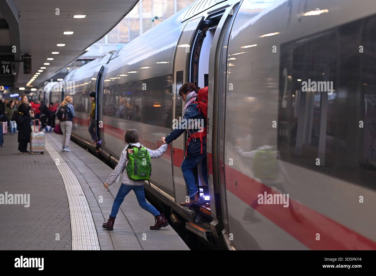 Themenfoto DB, Deutsche Bahn. Bahnreisende, Zug,ICE,Intercity Express, Schnellzug ...