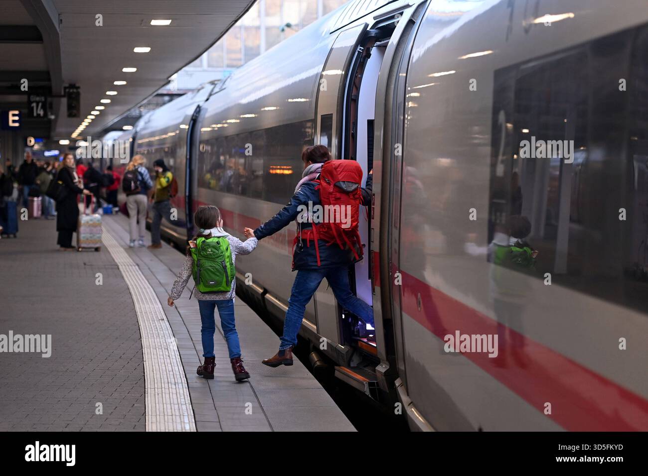 Themenfoto DB, Deutsche Bahn. Bahnreisende, Zug,ICE,Intercity Express, Schnellzug ...
