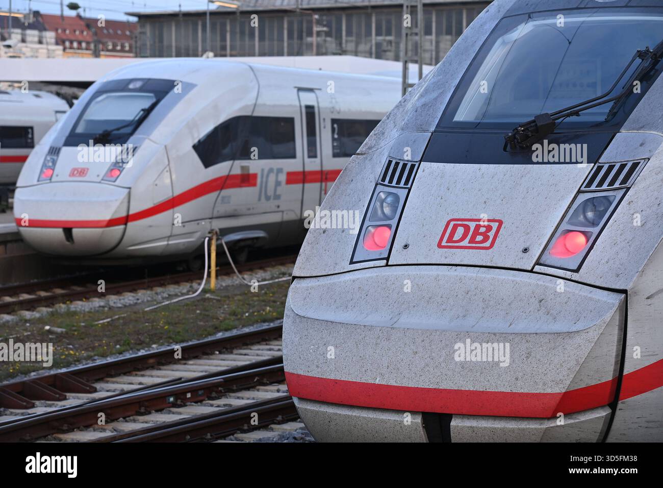 Themenfoto DB, Deutsche Bahn. Ausfahrender,einfahrender Zug,ICE,Intercity Express, Schnellzug ...