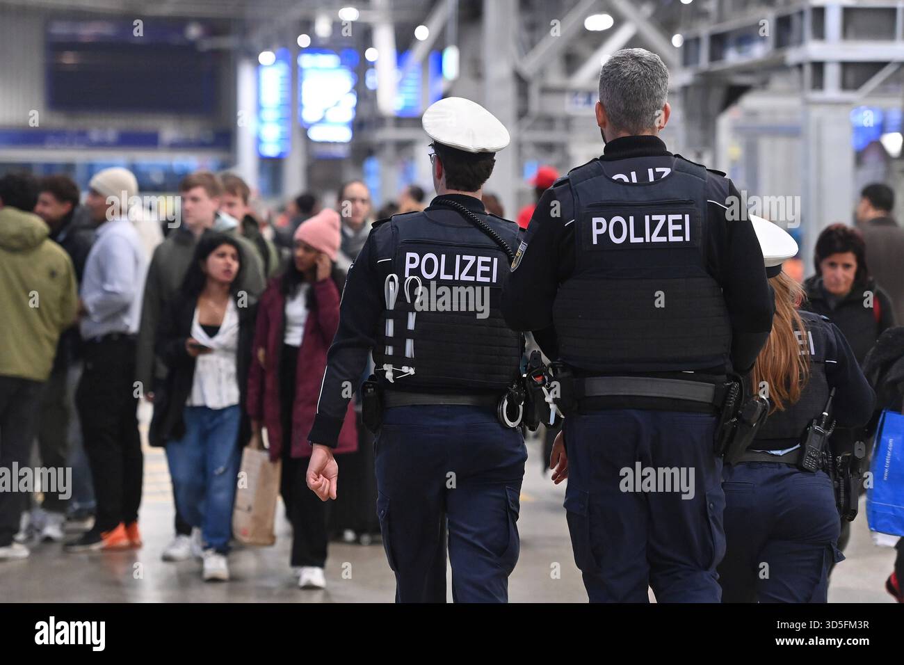 Themenfoto DB, Deutsche Bahn. Polizei,Polizisten patroullieren am ...