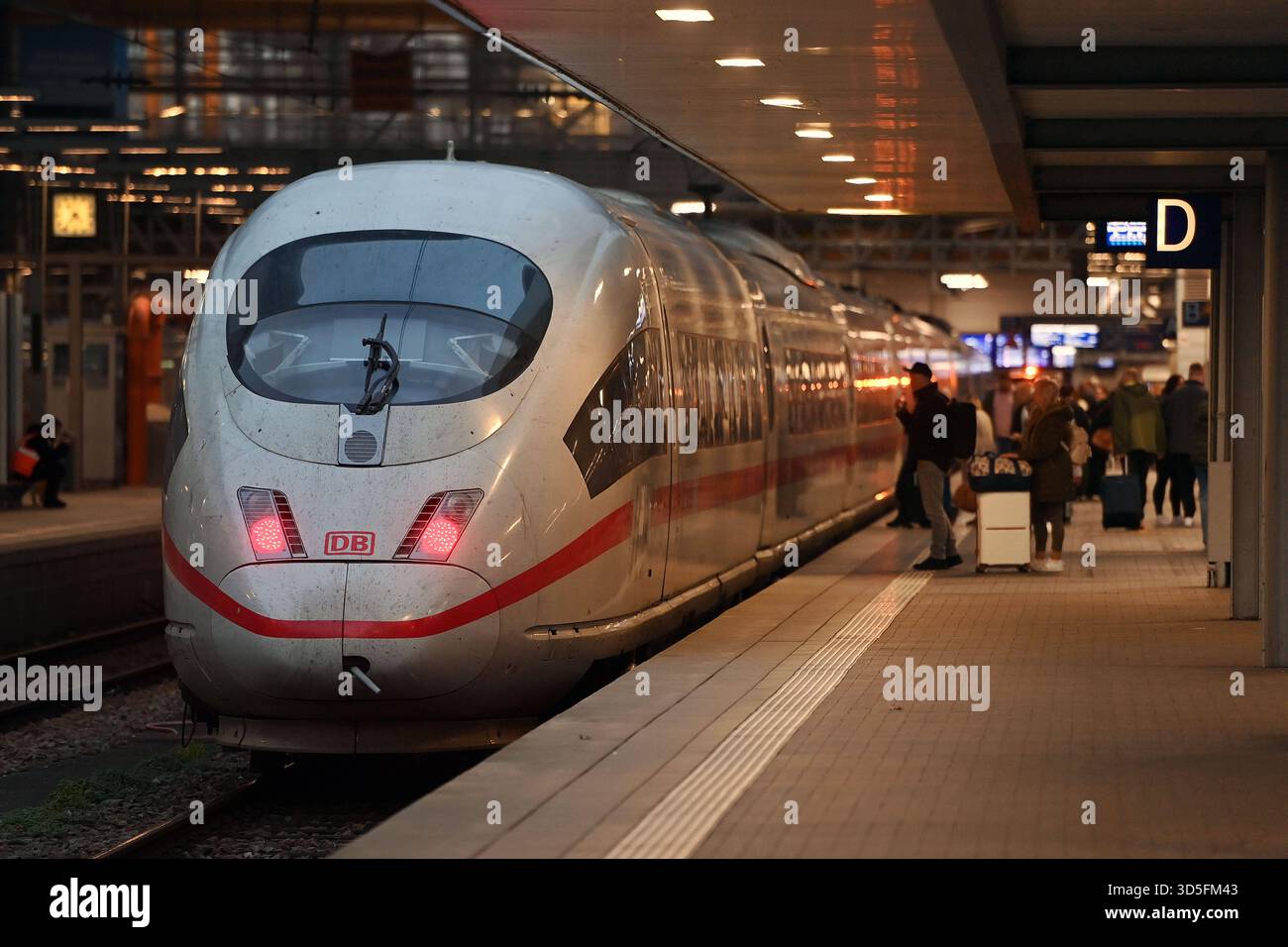 Themenfoto DB, Deutsche Bahn. Zug,ICE,Intercity Express, Schnellzug,Hochgeschwindigkeitszug ...