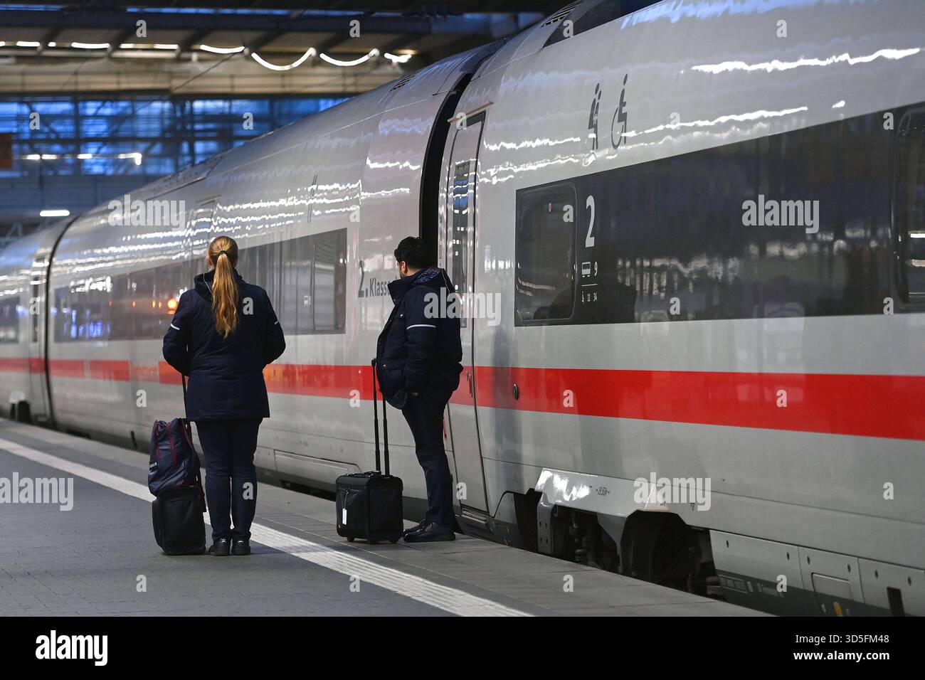 Themenfoto DB, Deutsche Bahn. Bahnpersonal,Zugpersonal, Personal,Mitarbeiterr,Zugfuehrer, Zug ...
