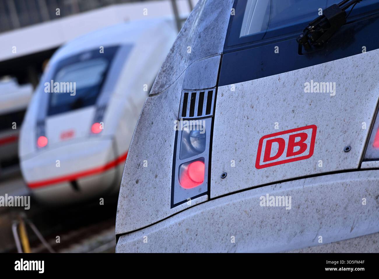 Themenfoto DB, Deutsche Bahn. Ausfahrender,einfahrender Zug,ICE,Intercity Express, Schnellzug ...