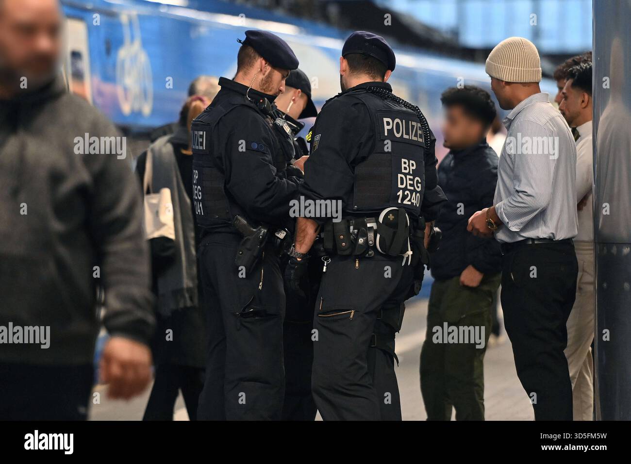 Personen fernverkehr hi-res stock photography and images - Alamy