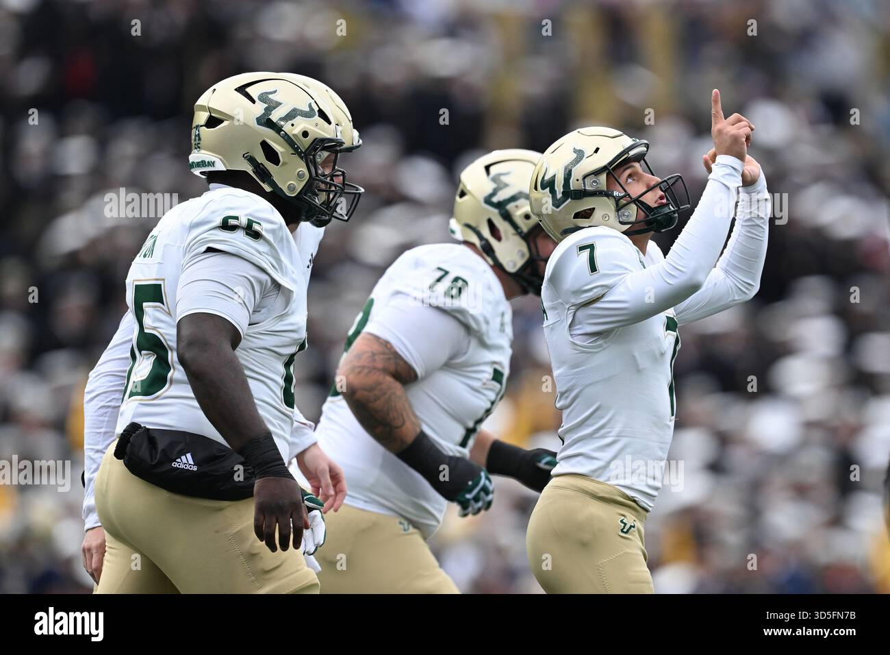 South Florida kicker Nico Gramatica (7) points skyward after making a ...