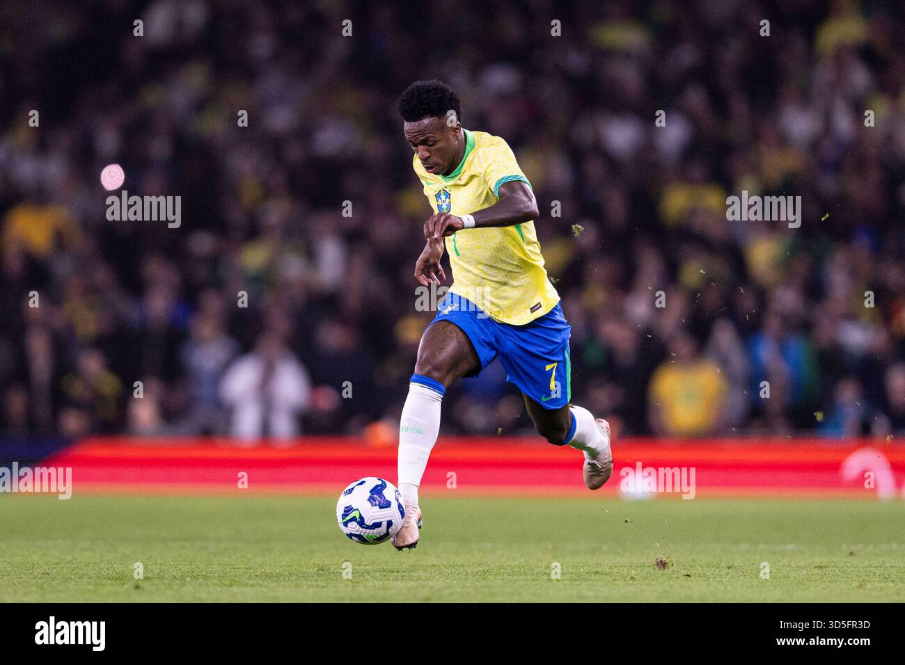 LONDON,UK - NOVEMBER 15: Brazilian player Vini Jr. drives the ball ...