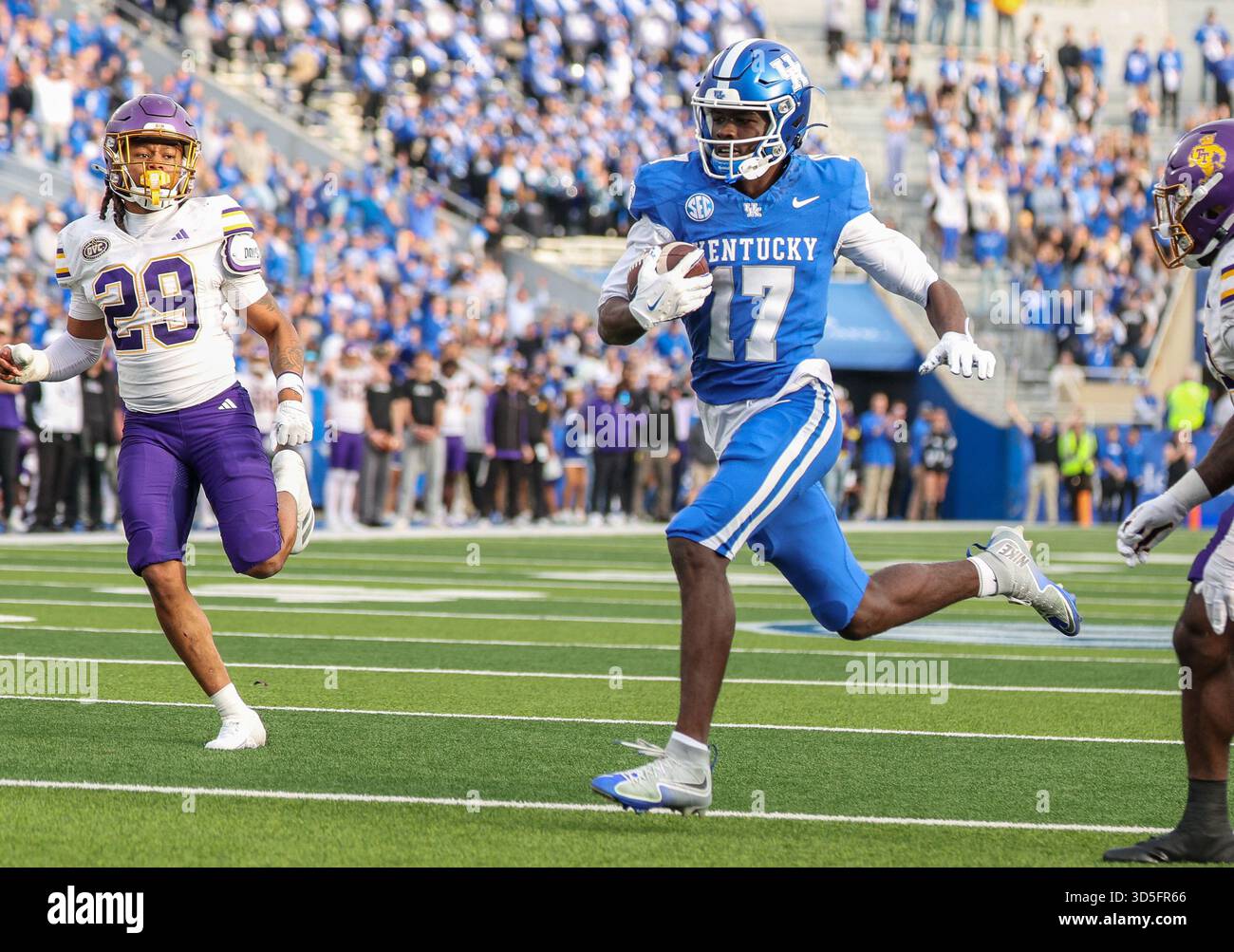 November 15, 2025: Kentucky's Hardley Gilmore IV (17) about to score a ...