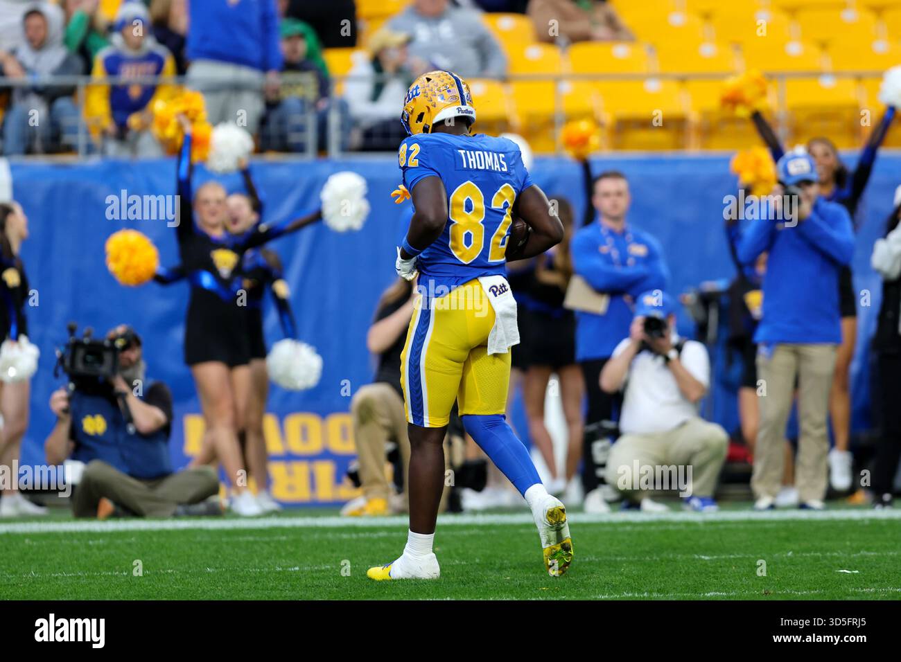 PITTSBURGH, PA - NOVEMBER 15: Pittsburgh Panthers tight end Malachi ...