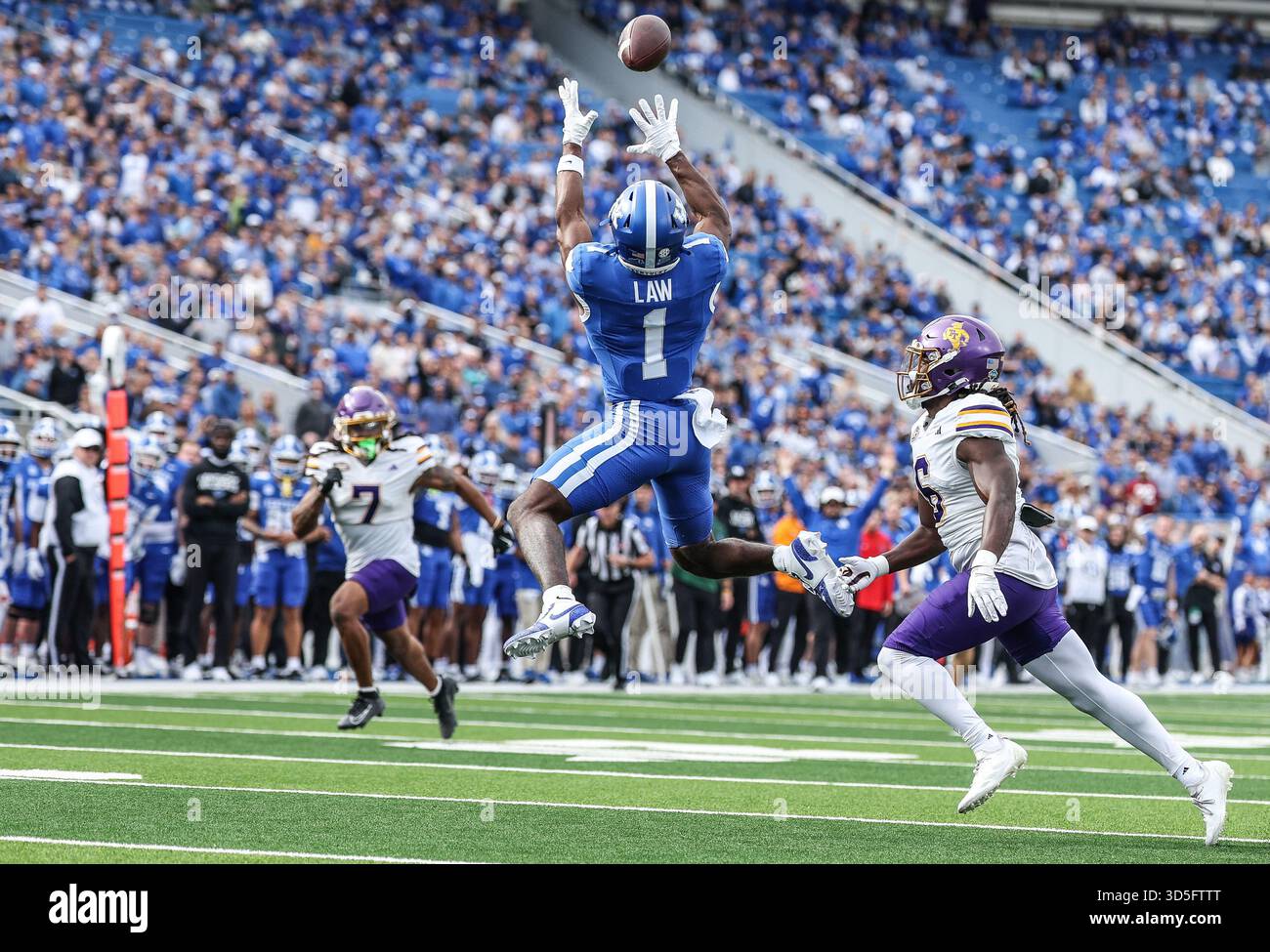 November 15, 2025: Kentucky's Kendrick Law (1) catches a long pass ...