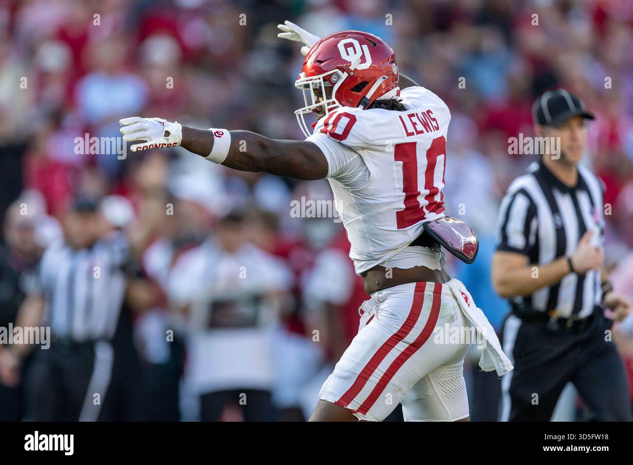 Oklahoma linebacker Kip Lewis (10) celebrates a sack during the first ...