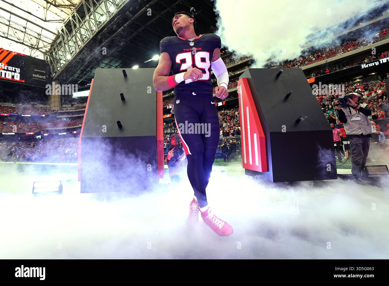 Houston Texans linebacker Henry To'oTo'o enters the field before an NFL ...