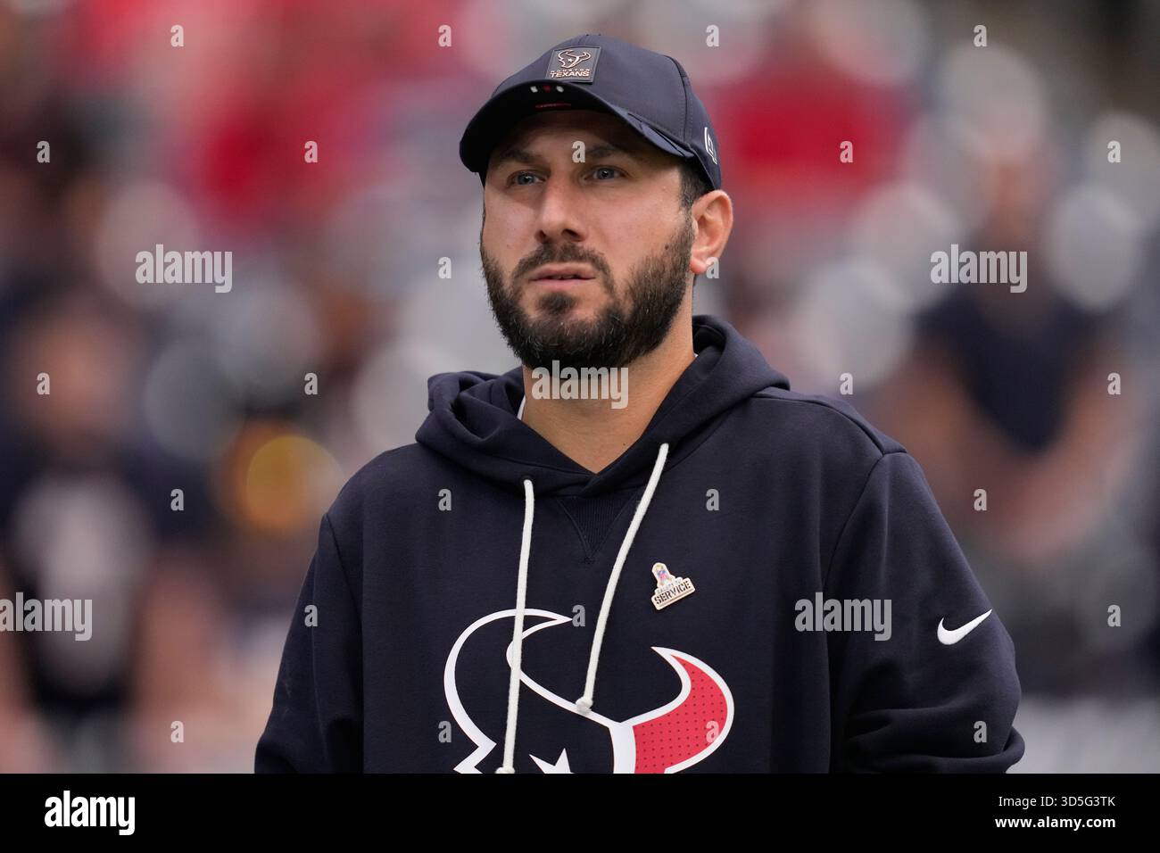 Houston Texans offensive coordinator Nick Caley walks on the field ...