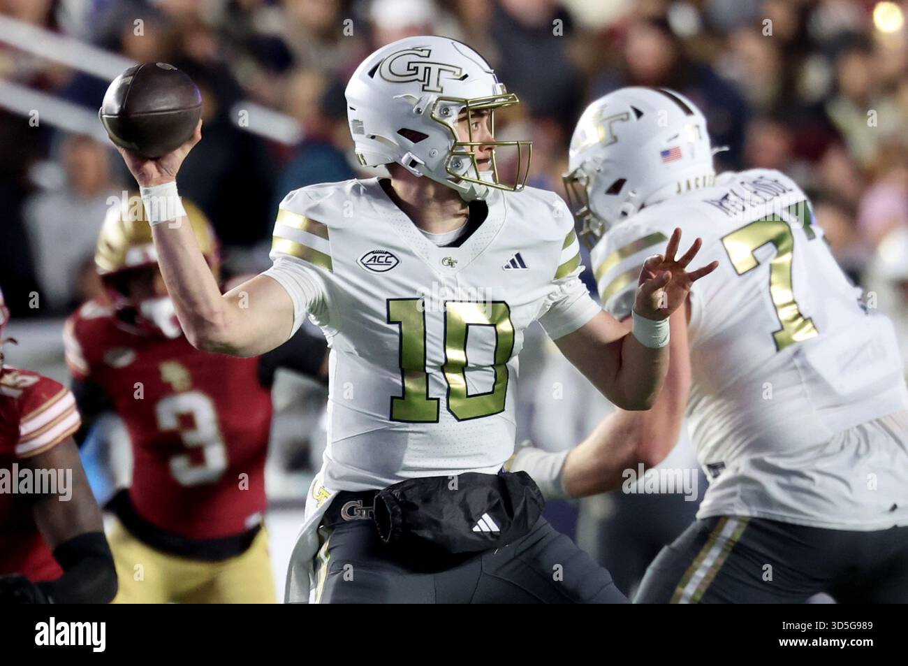 Georgia Tech quarterback Haynes King (10) looks for a receiver during ...